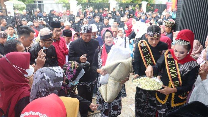 Masa Jabatan Habis, Bupati Brebes Idza dan Wakilnya Narjo Boyongan dari ...