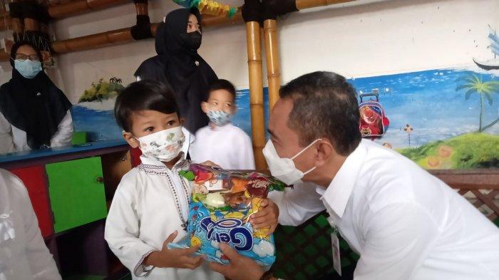 Bupati Pati Haryanto Bagikan Snack untuk Siswa PAUD dan TK di Hari ...