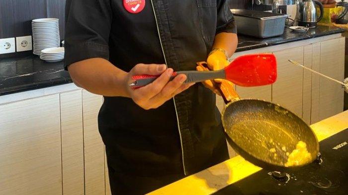 Tips Memilih Teflon dari Chef Joko Hotel Santika Pekalongan - Tribun ...