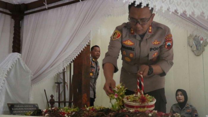 Pekan Pertama Berdinas, Kapolres Tegal AKBP M Sajarod Zakun Ziarah ke Makam Leluhur - Tribun ...
