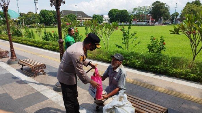 Kombes Pol Edy Suranta Pimpin Langsung Bakti Sosial Pembagian Paket ...