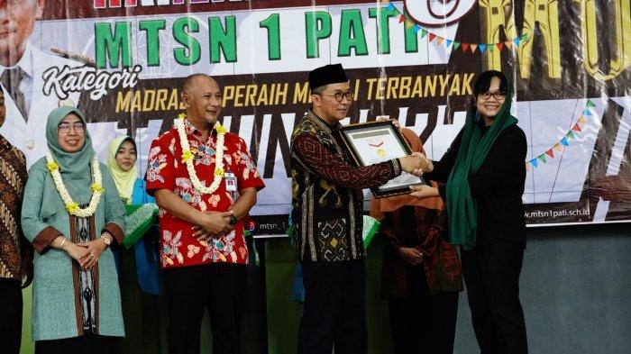 Cetak Rekor MURI, Pj Bupati Henggar Sampaikan Selamat ke MTsN 1 Pati - Tribun-pantura.com