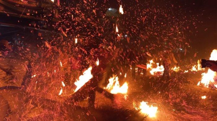 Tradisi Perang Obor di Tegalsambi Jepara, Hanya Dimainkan Orang ...