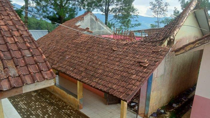 Diguyur Hujan dan Angin Kencang, Atap Ruang Kelas SMPN 2 Paninggaran Ambrol - Tribun-pantura.com