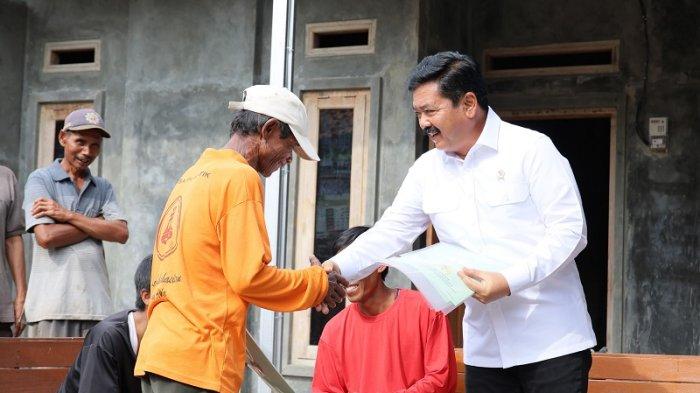 Kunjungi Brebes, Menteri Hadi Tjahjanto Serahkan Sertifikat PTSL Secara Door to Door ke Warga ...