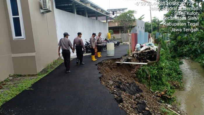 Polisi Imbau Warga Sementara Tak Lewat di Jalur Talud Longsor di ...