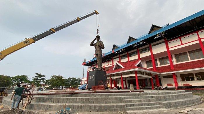 Patung Jenderal Hoegeng di Stadion Hoegeng Pekalongan Dibuat Setinggi 9 ...