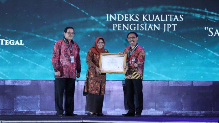 Pemkab Tegal Raih Dua Penghargaan Meritokrasi KASN, Begini Tanggapan Bupati Umi Azizah - Tribun ...