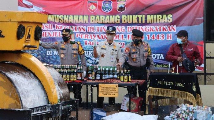 Polres Tegal Kota Musnahkan Ribuan Botol Miras dan Petasan Hasil Operasi Cipta Kondisi - Tribun ...