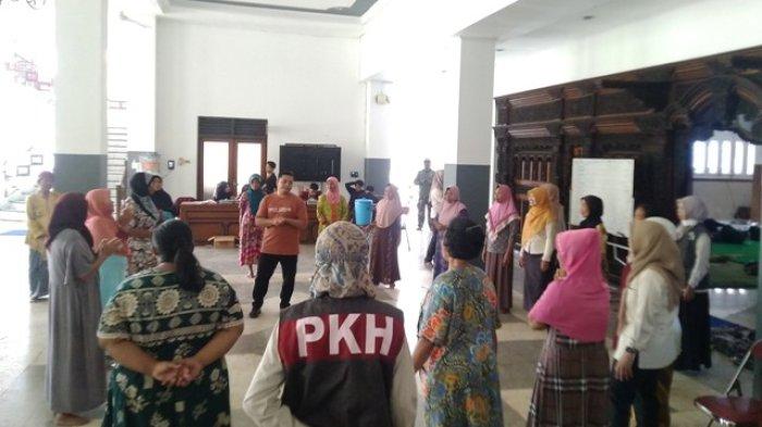 Pendamping PKH Kudus Gencarkan Trauma Healing Pengungsi Korban Banjir ...