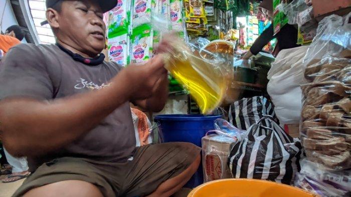 Minyak Goreng Curah di Pasar Manis Purwokerto Langka - Tribun-pantura.com
