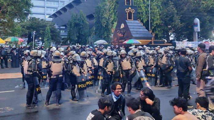 Aksi Mahasiswa Tolak Revisi UU TNI di Semarang Berakhir Ricuh, Beberapa Mahasiswa Ditangkap ...