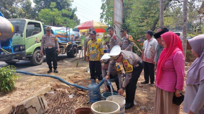 Polres Pekalongan Salurkan 45 Ribu Liter Air Bersih ke Desa Terdampak Kekeringan - Tribun ...