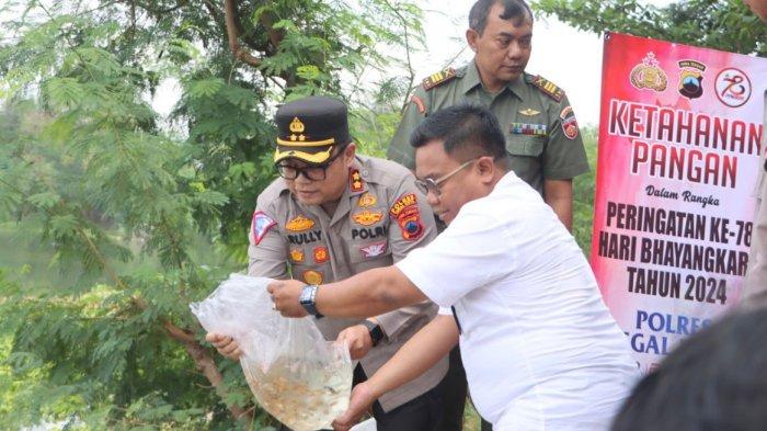 Polres Tegal Kota Tebar 2.000 Benih Ikan Nila di Polder Bayeman, Ini ...
