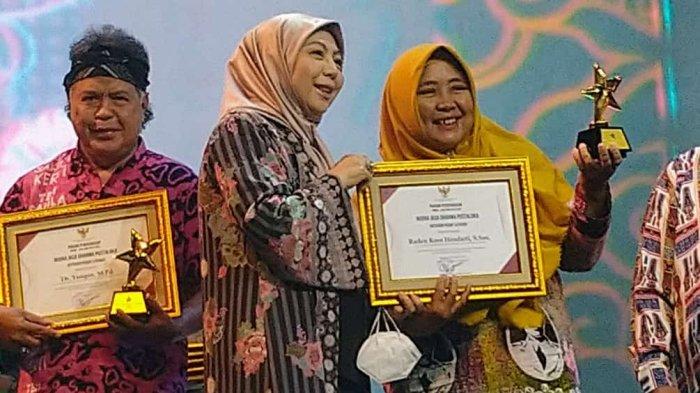 Perpusnas RI Beri Penghargaan NJDP ke Roro Hendarti Atas Jasanya ...