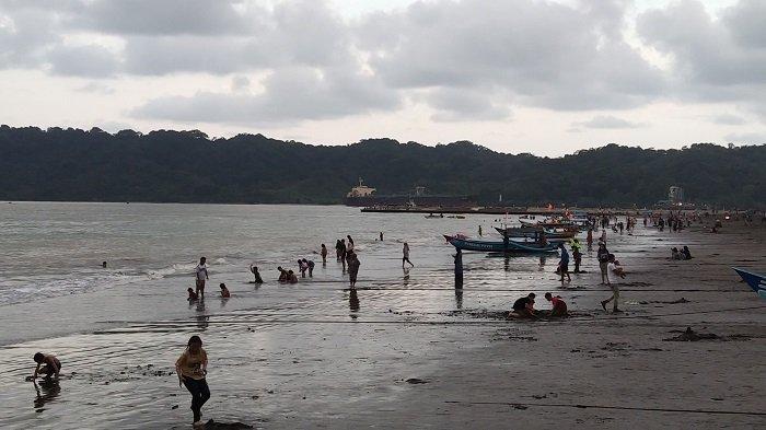 Pantai Teluk Penyu Jadi Destinasi Favorit Wisatawan Habiskan Libur Lebaran di Cilacap - Halaman ...
