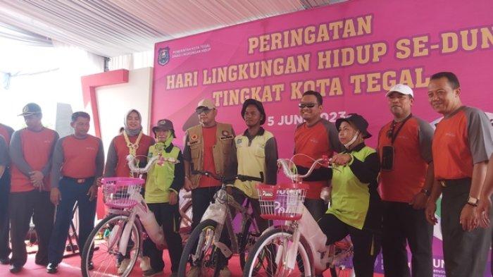 Dedy Yon Beri Hadiah Sepeda ke Tiga Petugas Kebersihan Jalan Kota Tegal ...