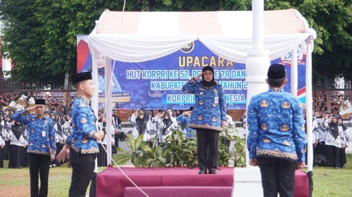 Pj Bupati Batang Sisipkan Pesan Netralitas ASN Saat Pimpin Upacara HUT Korpri dan PGRI - Tribun ...