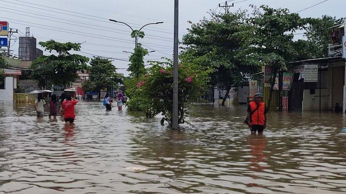 UPDATE Banjir Semarang, Truk Besar Bisa Melintas Kaligawe, Trimulyo Terendam 1,5 Meter - Tribun ...