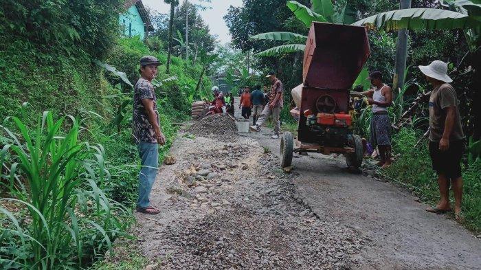 Jalan Poros Kecamatan Rusak Parah, Warga Paninggaran Pekalongan ...