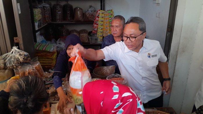 Mendag Zulhas Borong Sejumlah Kebutuhan Pokok dan Bagikan ke Pengunjung ...