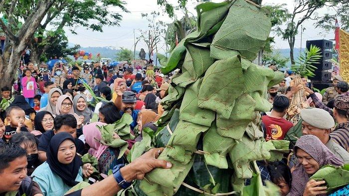 Sesaji Rewanda, Tradisi Beri Makan Monyet Hingga Rebutan Sego Kethek di ...