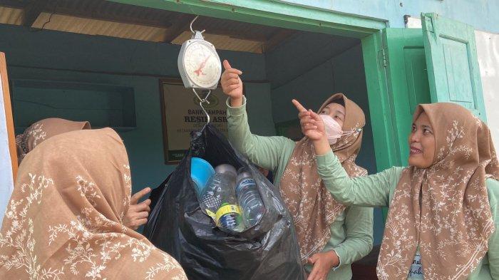 Bank Sampah Resik Asri Desa Simbangjati Batang, Ajak Emak-emak Ubah Sampah Jadi Rupiah - Tribun ...