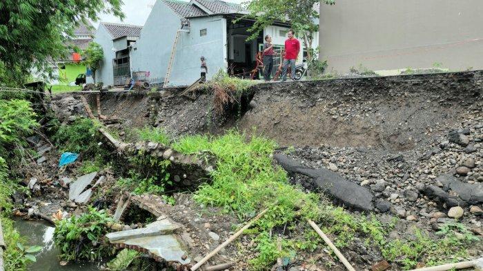 Talud Sepanjang 40 Meter di Kompleks Perumahan Pesona Abadi Slawi Kulon ...