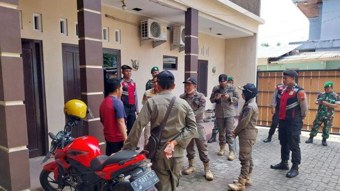 Gencar Operasi Pekat, Satpol PP Kota Pekalogan Sita Ratusan Botol Minuman Keras - Tribun-pantura.com