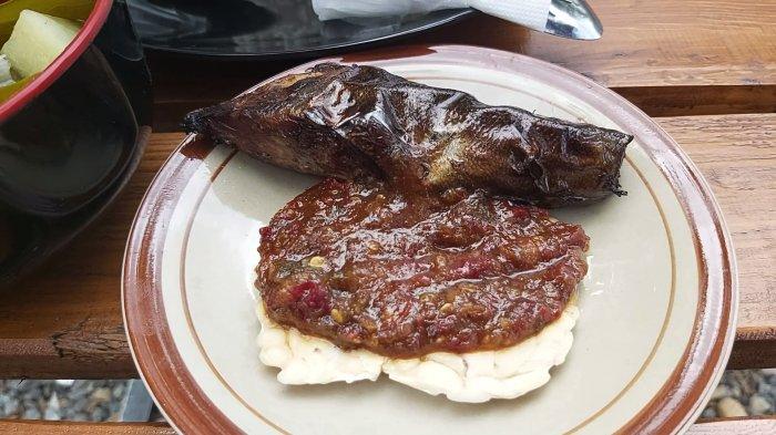Nikmatnya Kuliner Pecak Ikan Panggang Sambal Terasi di Warkeb ...