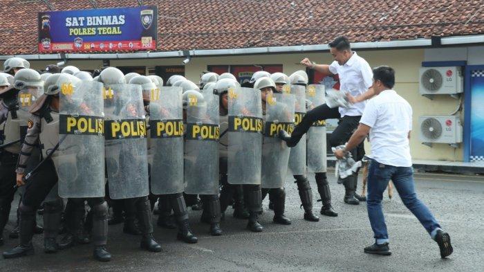 Polres Tegal Gelar Latihan Pengendalian Massa, Kerahkan Personel Baru dan Bintara Remaja ...