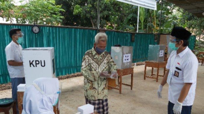 Tema Kangen Sekolah, TPS Unik di Pekalongan Ini Petugas KPPS Pakai ...