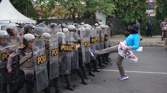 Polres Batang Gelar Simulasi Sispamkota Antisipasi Kerusuhan saat Pilkada 2024 - Tribun-pantura.com