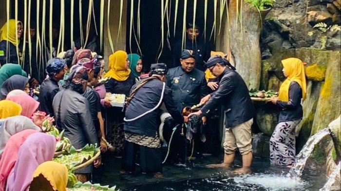 Melihat Tradisi Ruwat Bumi di Guci Tegal, Ada Ritual Memandikan Kambing ...