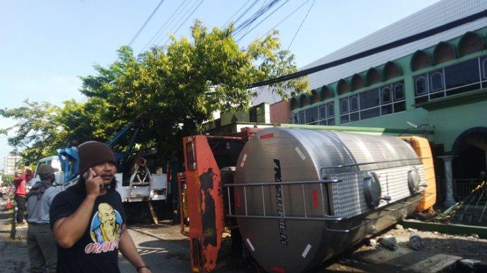 BREAKING NEWS: Truk Tangki Terguling Hantam Pagar Masjid Agung Kendal - Tribun-pantura.com