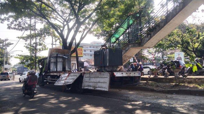 BREAKING NEWS: Truk Pengangkut Trafo PLN Tabrak Tiang Listrik di Banyumanik Semarang - Tribun ...