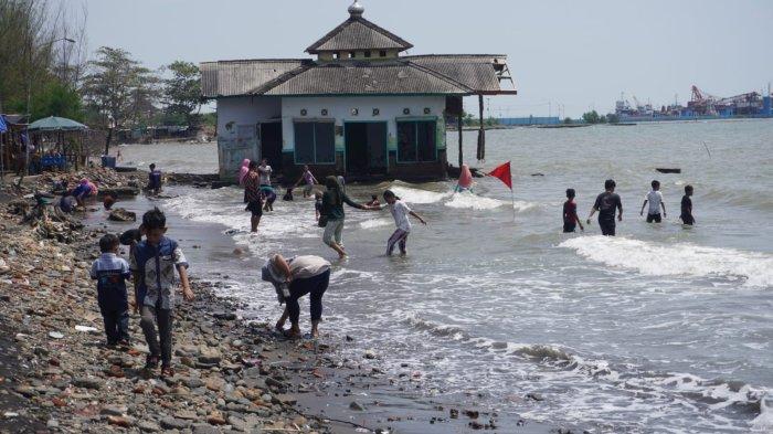 Kawasan Pantai Sigandu Batang Jadi Favorit Wisatawan Habiskan Libur Lebaran - Tribun-pantura.com