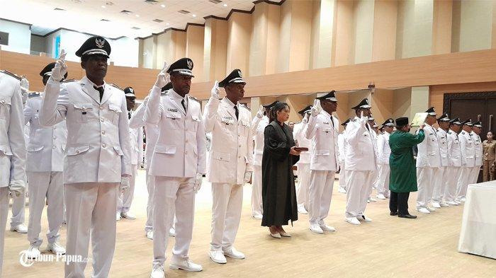 Lantik 35 Kepala Kampung, Ini Pesan Bupati Merauke Romanus Mbaraka ...