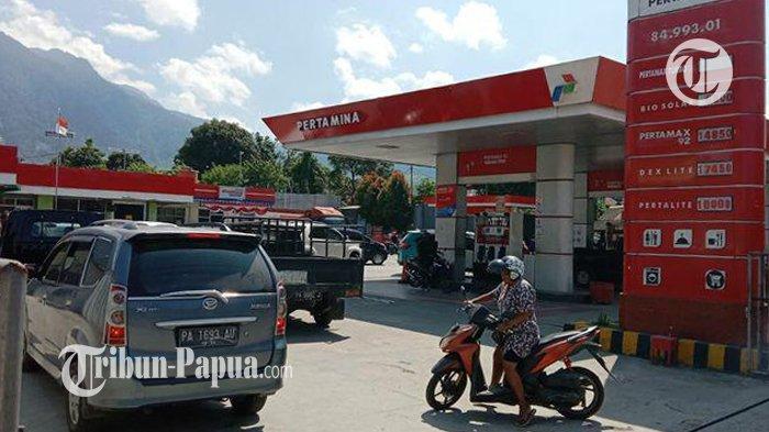 HARGA BBM NAIK, Antrean di SPBU Permindo Sentani Papua Berjalan Normal - Tribun-papua.com