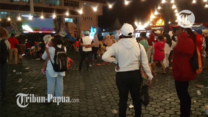 Warga Nikmati Cemilan Gratis Khas Papua di Nobar Opening Ceremony ...