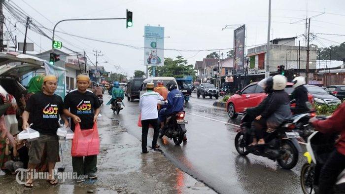 Bulan Puasa, KKPB Kabupaten Jayapura Bagi Ratusan Takjil di Sentani ...