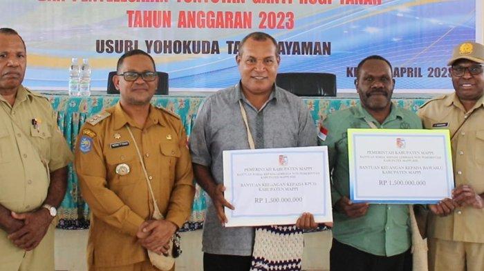 AKHIRNYA! Pj Bupati Mappi Serahkan Dana Hibah 2023 ke KPUD dan Bawaslu Kabupaten Mappi - Tribun ...