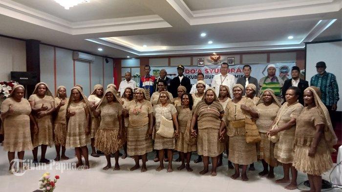 Momen Hari Noken Sedunia, FKUB Mimika dan Mama-mama Perajut Noken Gelar ...