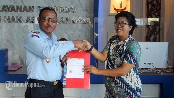 Dukung UMKM, Kemenkumham Papua Serahkan 10 Sertifikat Perseorangan - Tribun-papua.com