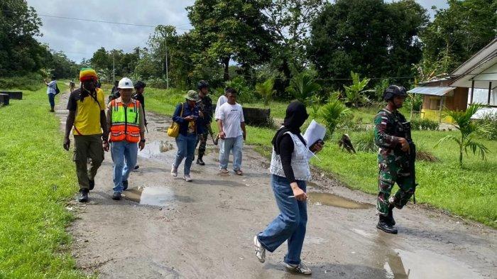 Satgas Yonif 116/GS Bantu Pengamanan Tim Survei DLH di Kampung Nayaro Mimika - Tribun-papua.com
