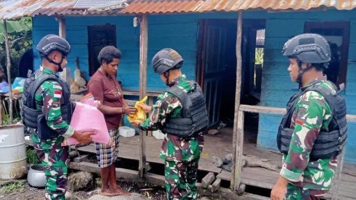 Prajurit Satgas Yonif 116/Garda Samudra Bag-bagi Sembako untuk Warga Kampung Pasir Putih Mimika ...