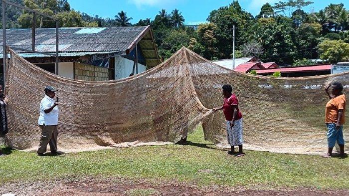 Target Masuk MURI, Mama-mama Papua Berkolaborasi Rajut Noken Sepanjang ...