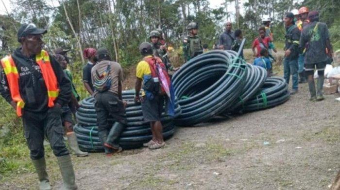 Perjuangan Warga Aroanop: Angkat Pipa Air Minum dari Kampung Aroanop ...