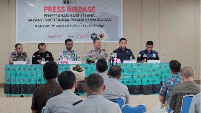 Kantor Imigrasi Kelas I TPI Jayapura Rilis Barang Bukti Tindak Pidana Keimigrasian - Tribun ...