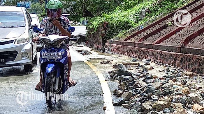Akibat Drainase Tersumbat Material Banjir, Air Comberan Tumpah ke Jalan Raya - Tribun-papua.com